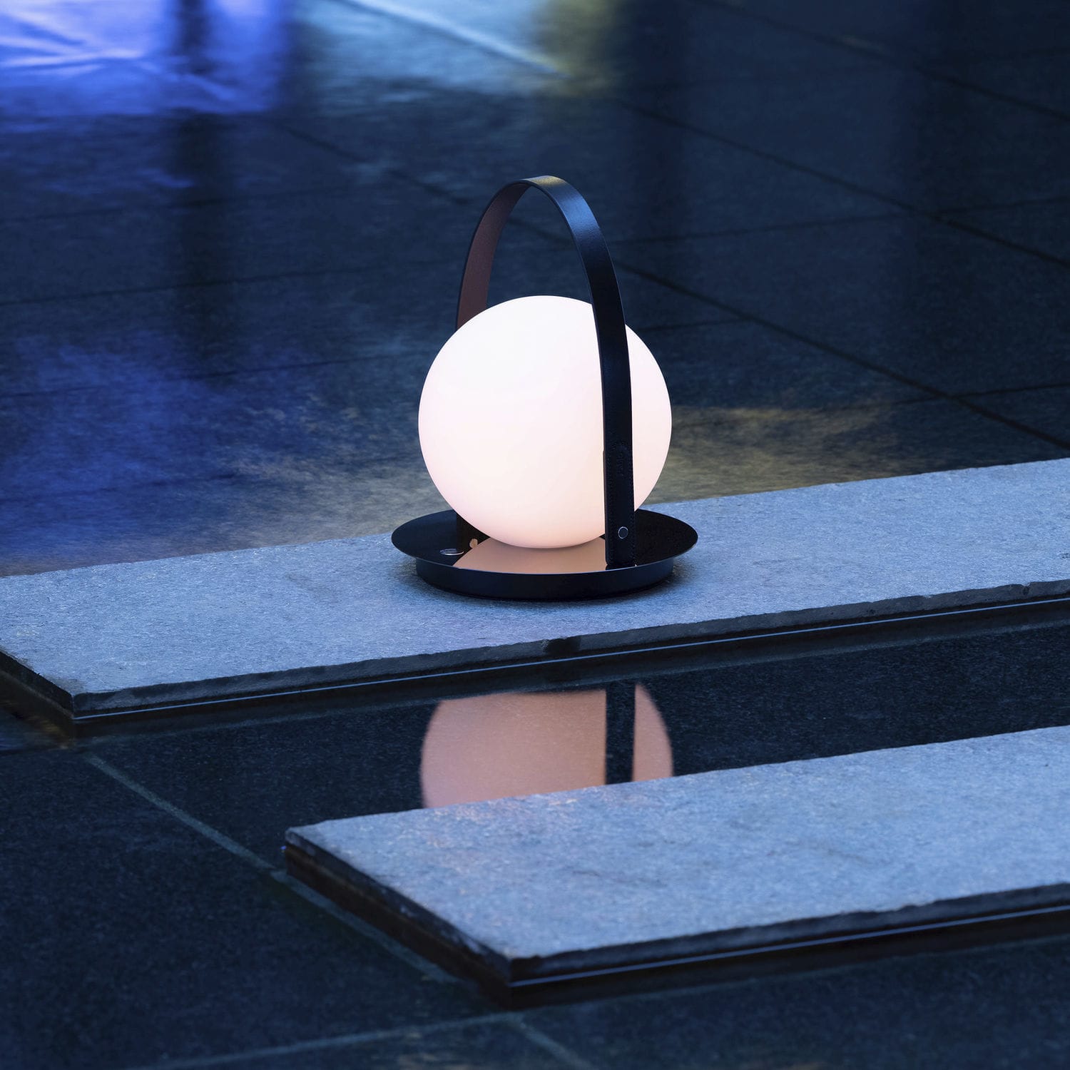 Lampada da tavolo - BOLA - Pablo Designs - in ottone / in cromo / in pelle