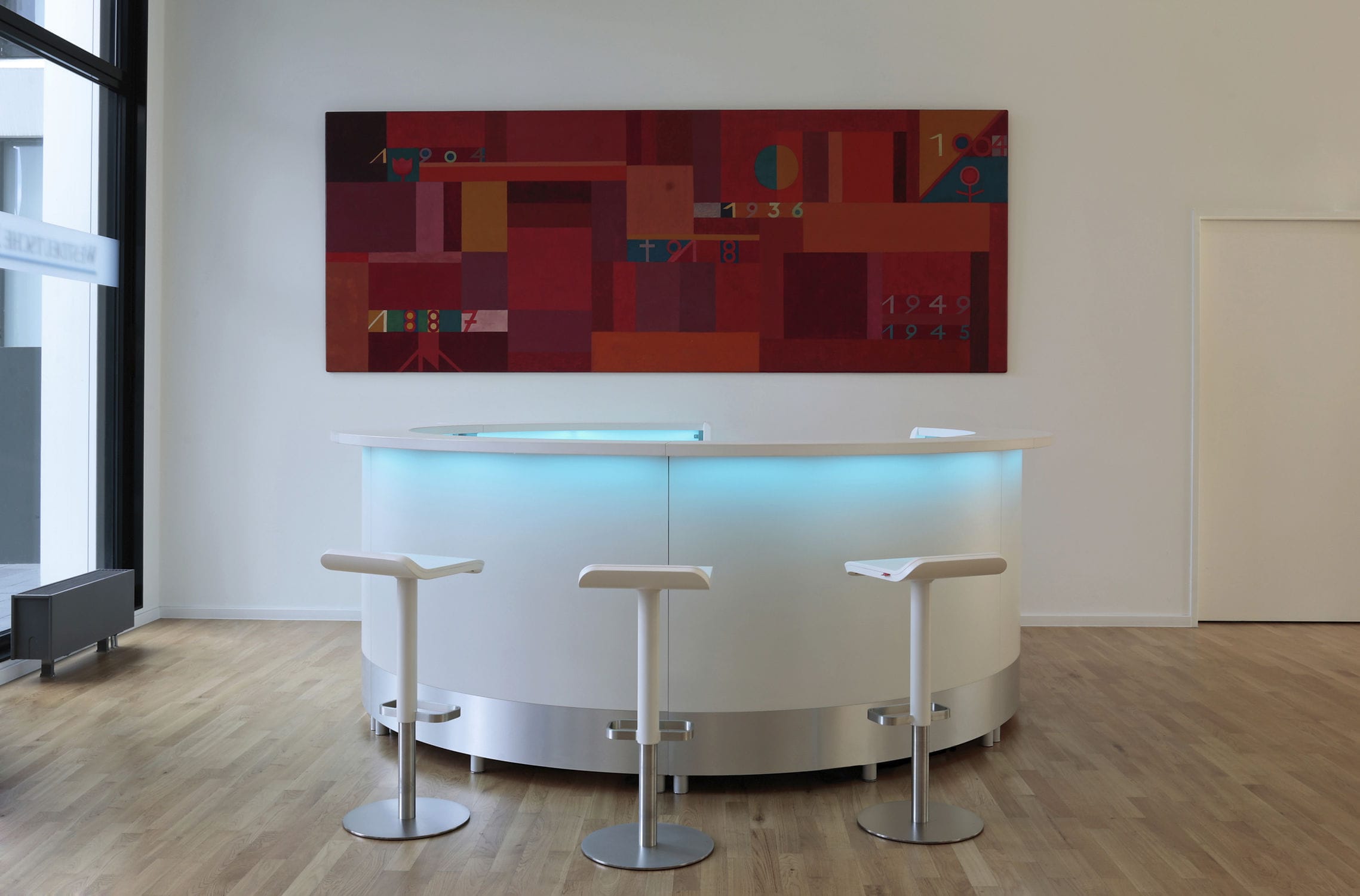 Banco reception modulare / curvo / impiallacciato in legno / luminoso ...