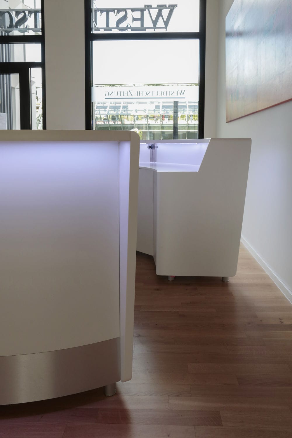 Banco reception modulare / curvo / impiallacciato in legno / luminoso ...