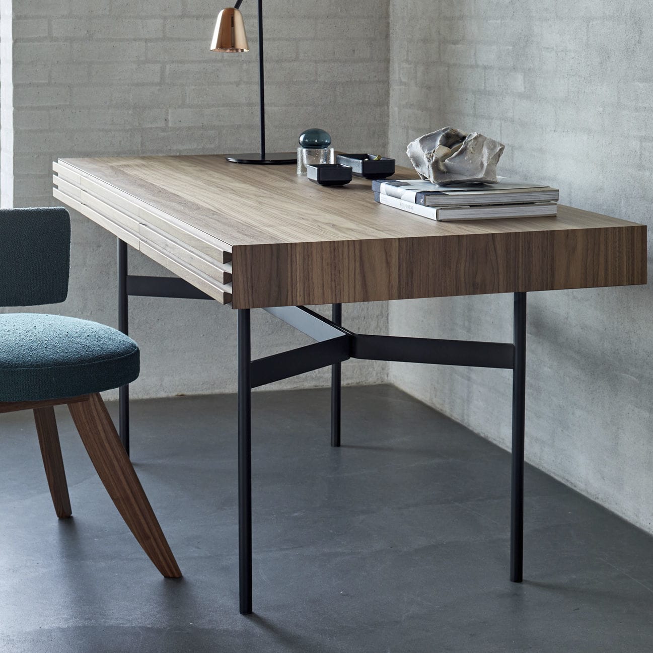 Scrivania da terra - HARRI - more - a 1 posto / contemporanea / in ...