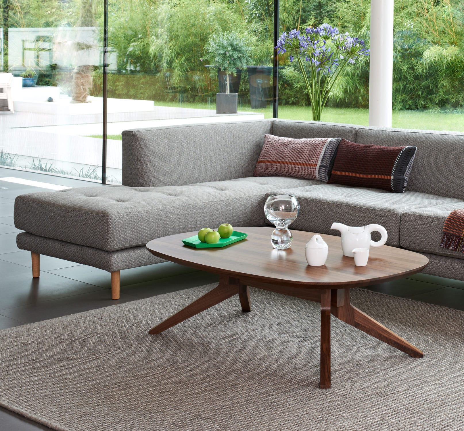 Tavolino basso contemporaneo - CROSS - case - in legno / ovale / rotondo