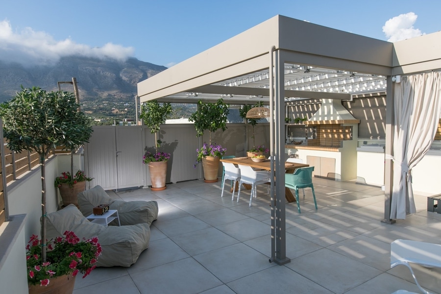 Sognante terrazza sul tetto con pergolato bicoclimatico Cospilouvre ...