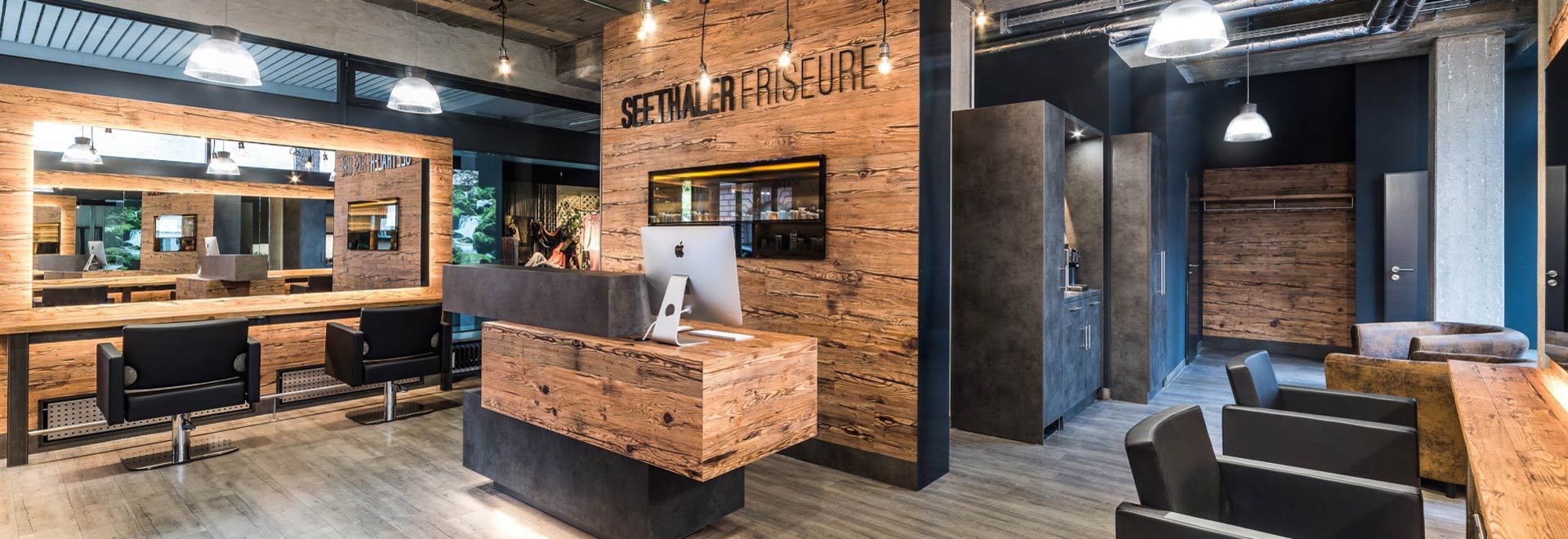 Design da parrucchiere in un look da parrucchiere in legno recuperato ...